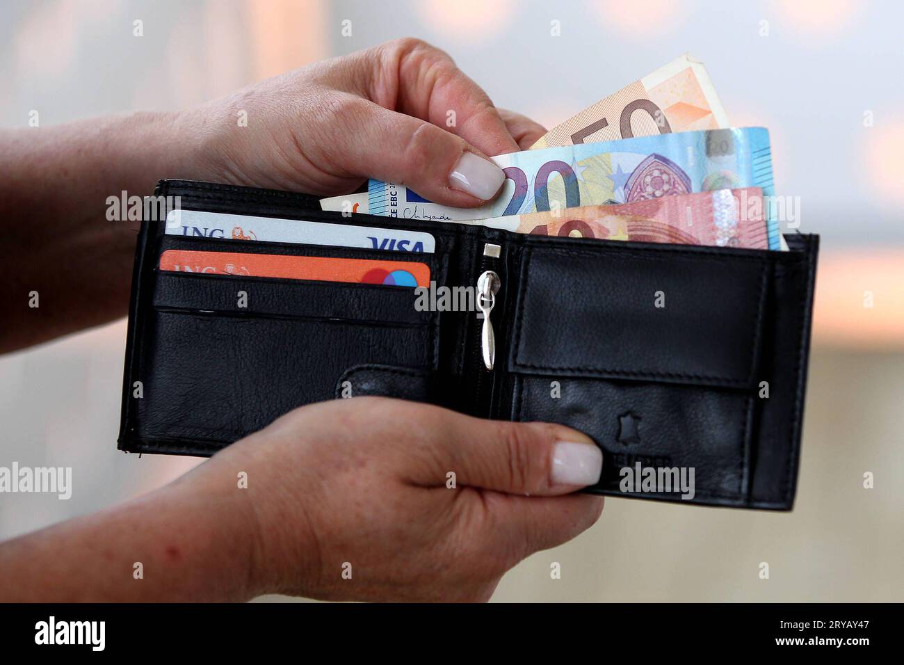 Winden Themenbild - Geldbeutel, Portemonnaie, Geldboerse mit ...