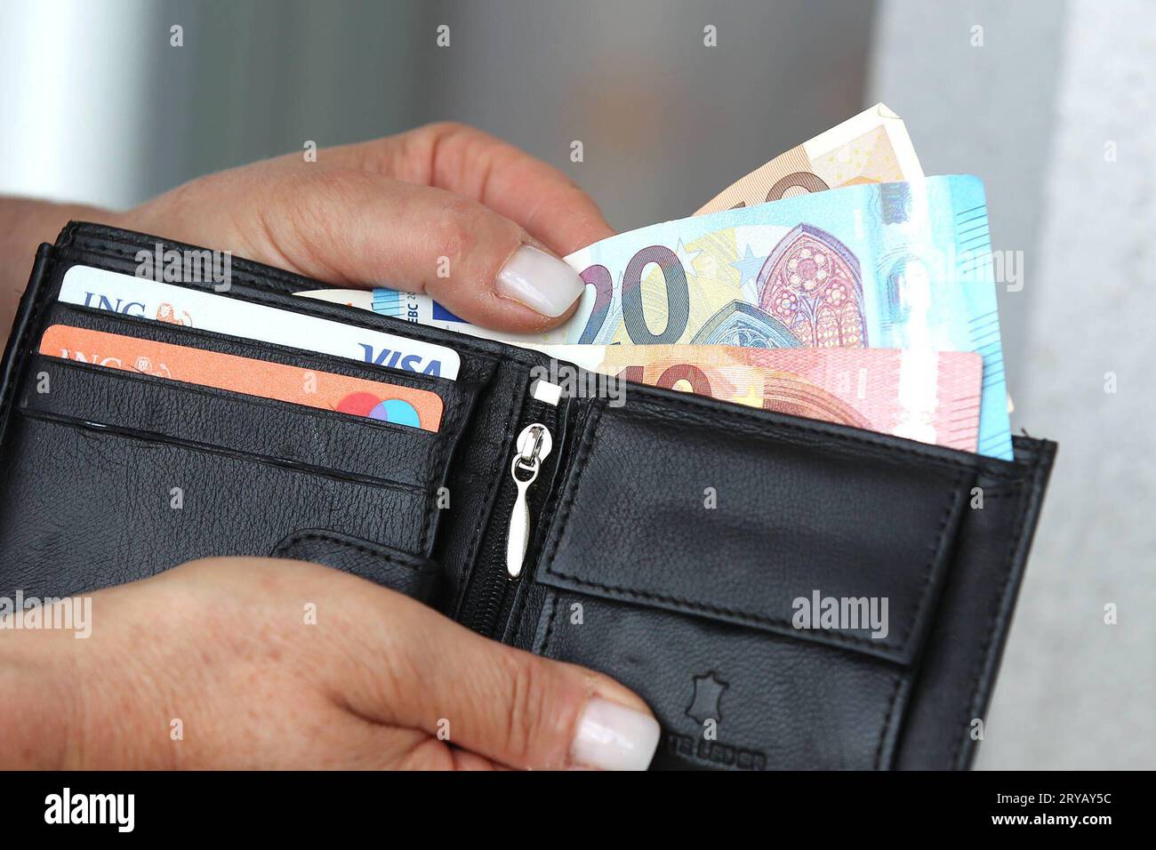 Winden Themenbild - Geldbeutel, Portemonnaie, Geldboerse mit ...