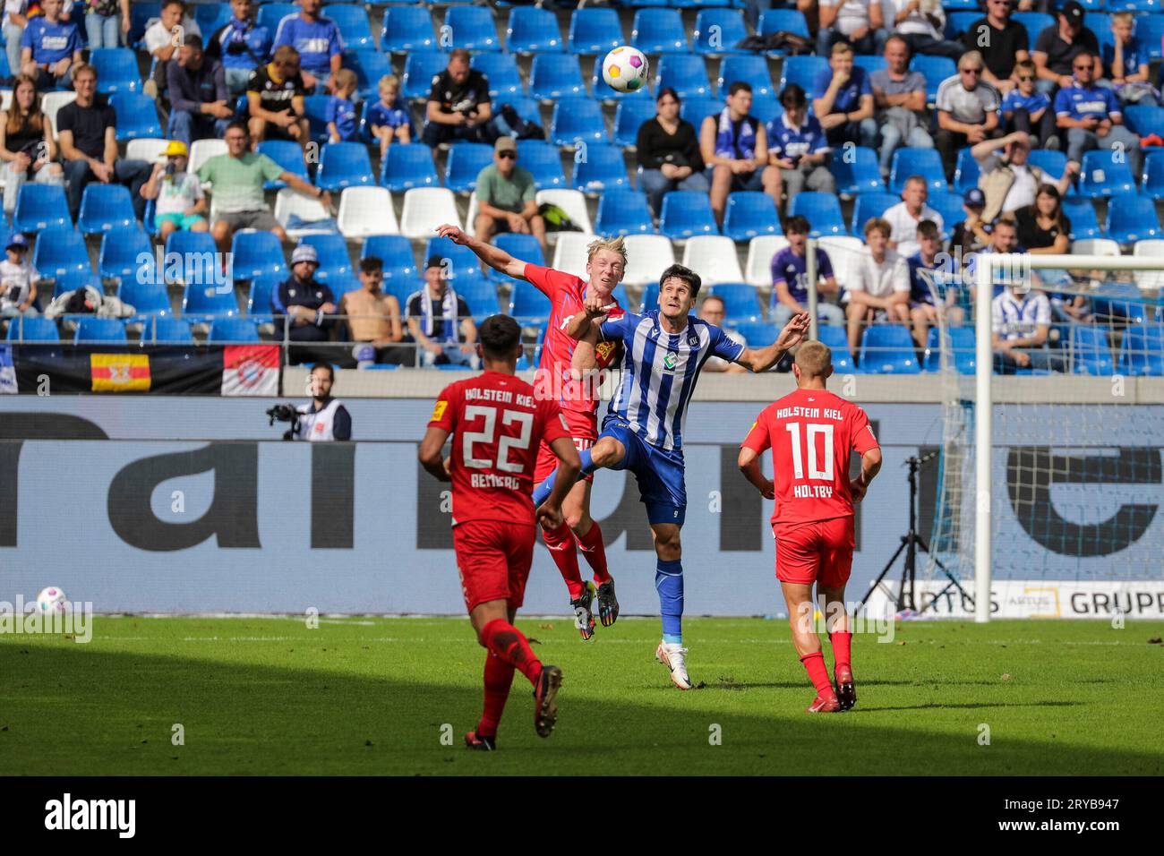 Colin KLEINE-BEKEL (KSV, #34), Igor MATANOVIC (KSC, #9) beim ...