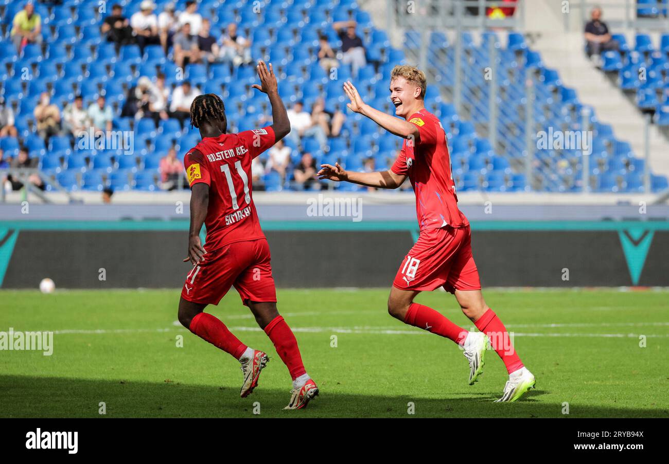 BA-Muaka SIMAKALA (KSV, #11), Tom ROTHE (KSV, #18) beim Zweitligaspiel ...