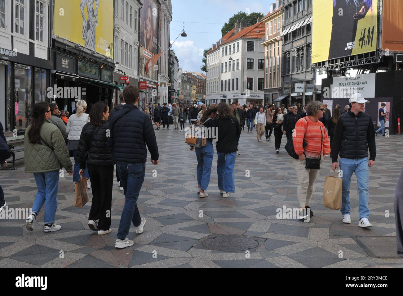 30. September. 2023/. Besucher und Einkäufer sehen stroeget pedestrains ...