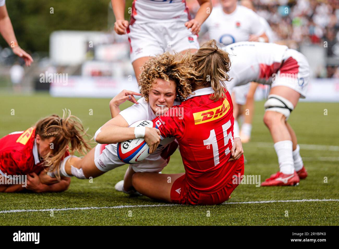Der Engländer Ellie Kildunne erzielt einen Versuch trotz Kanadas Sophie de Goede (links) und ...