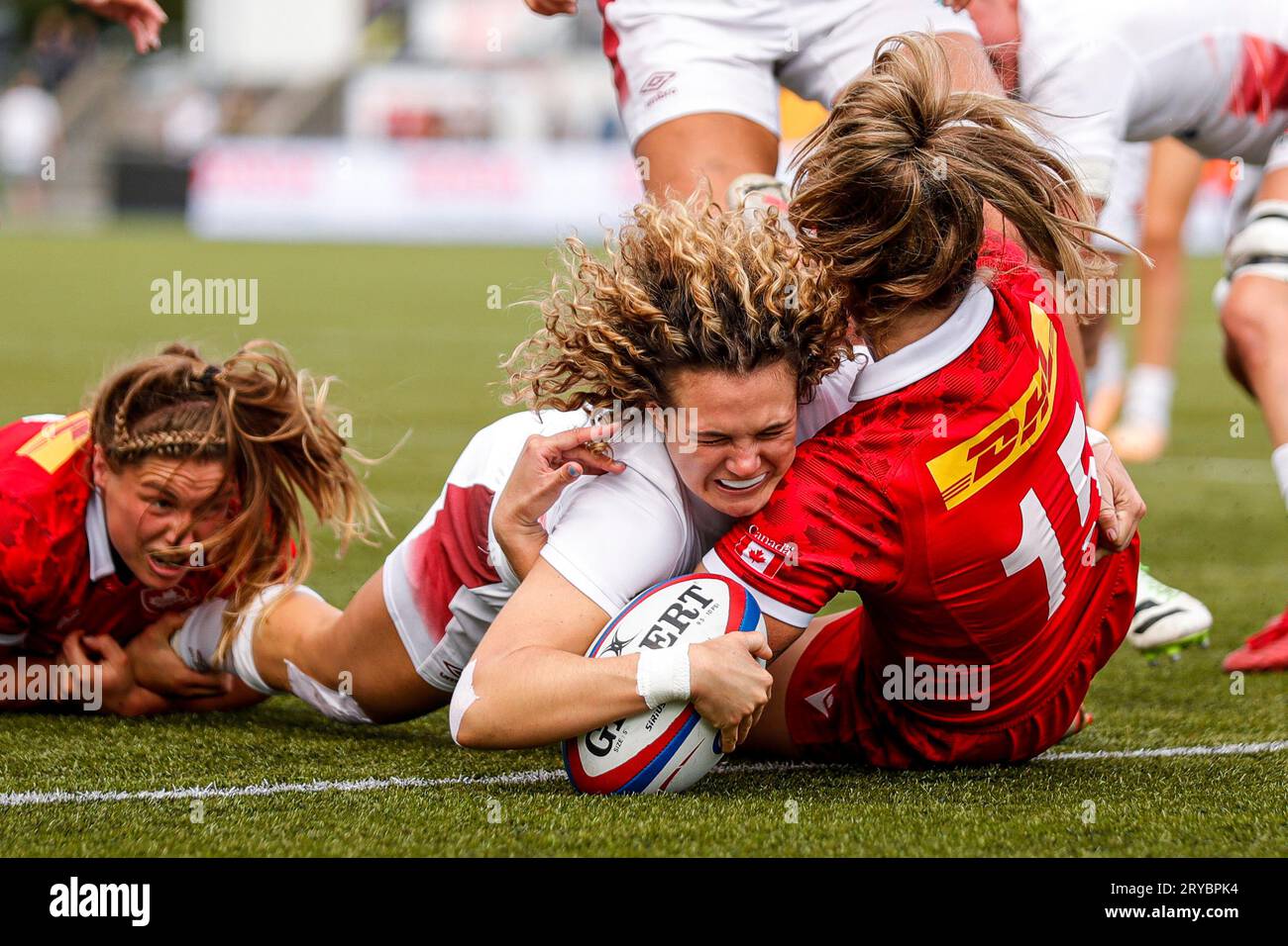 Der Engländer Ellie Kildunne erzielt einen Versuch trotz Kanadas Sophie de Goede (links) und ...