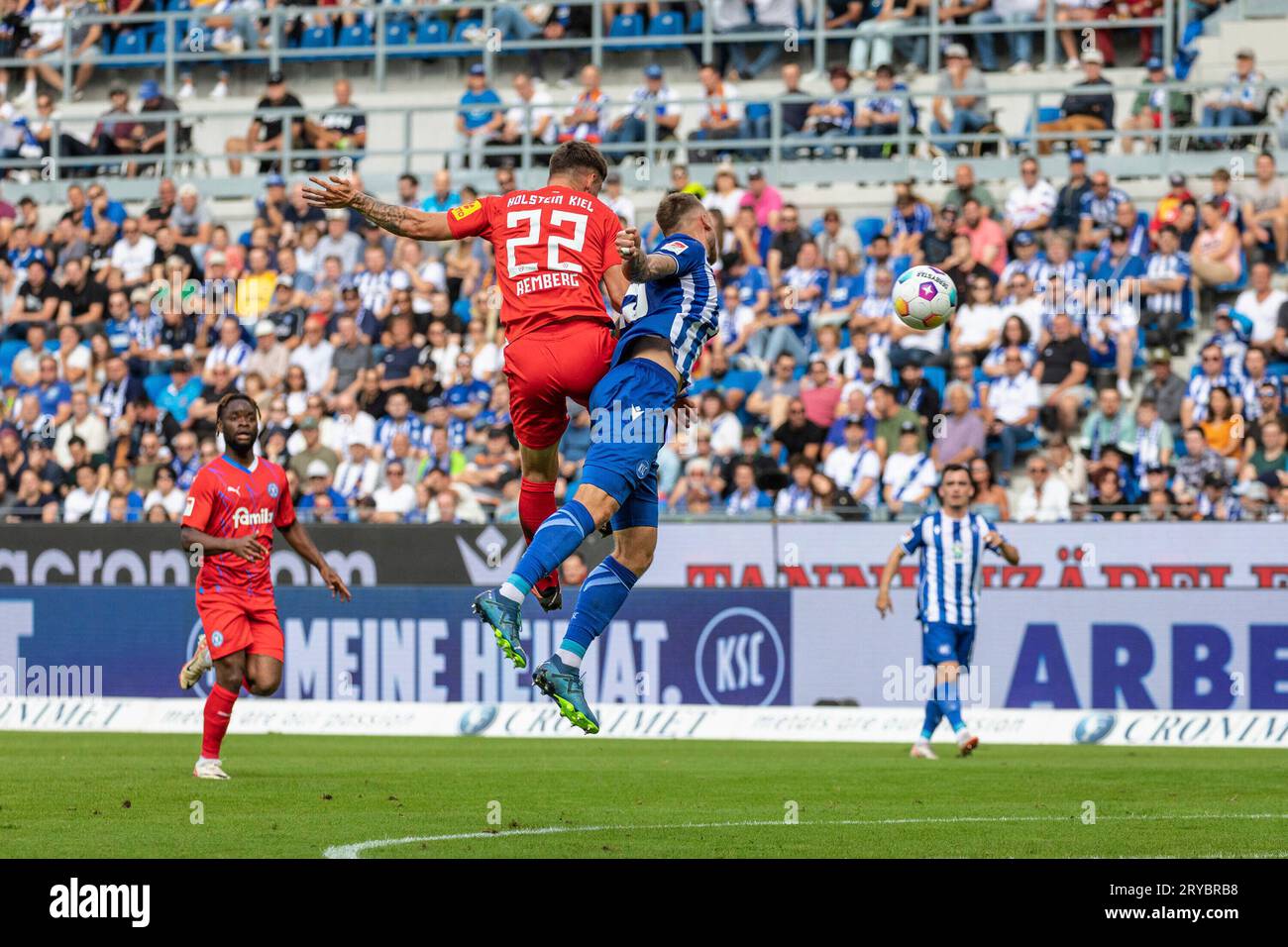 Nicolai REMBERG (KSV, #22), Marcel FRANKE (KSC, #28) beim ...
