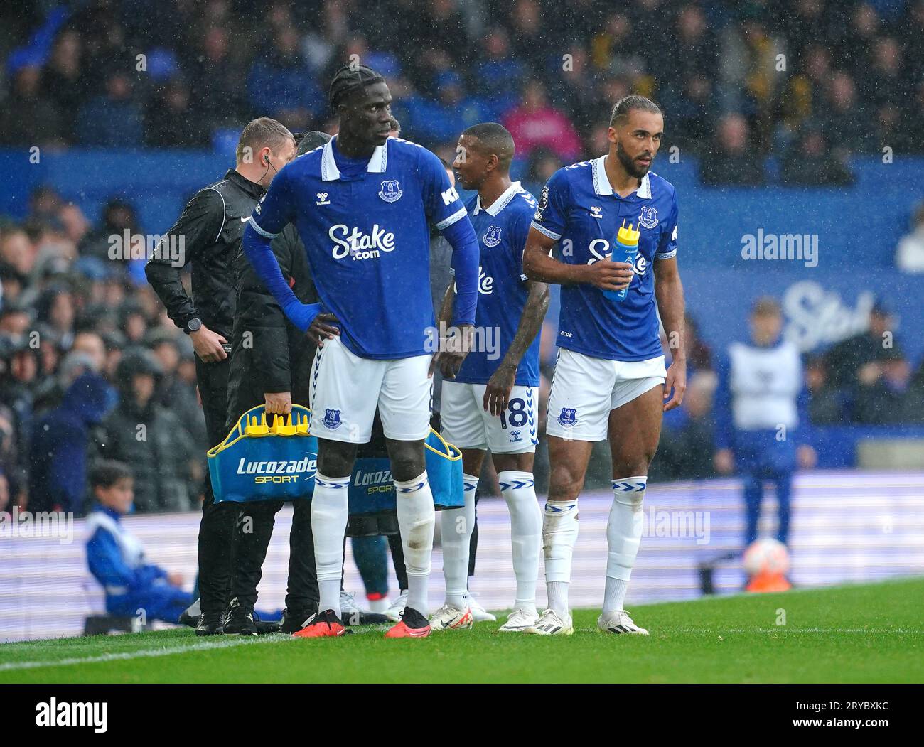 Evertons Amadou Onana und Dominic Calvert-Lewin reagieren, als ein VAR ...