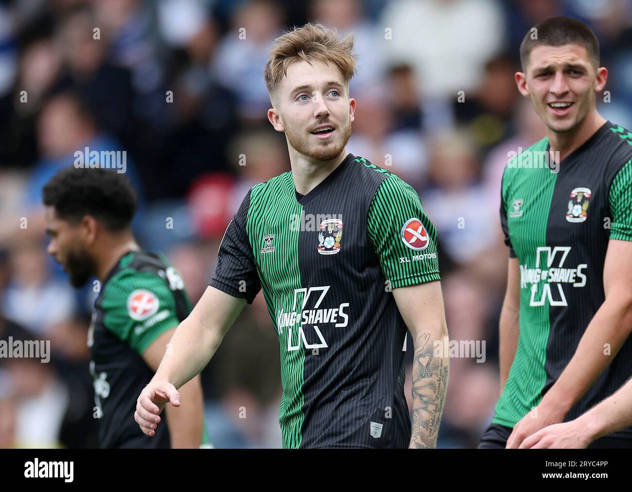 Josh Eccles (links) von Coventry City feiert das zweite Tor ihrer ...