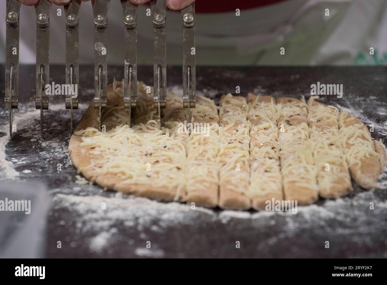 Frau brot ofen -Fotos und -Bildmaterial in hoher Auflösung – Alamy