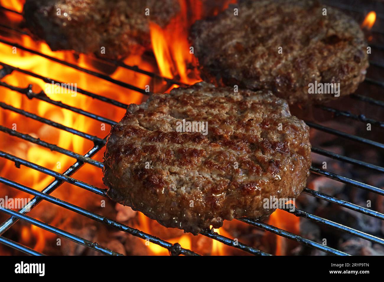 Barbecue flame -Fotos und -Bildmaterial in hoher Auflösung – Alamy