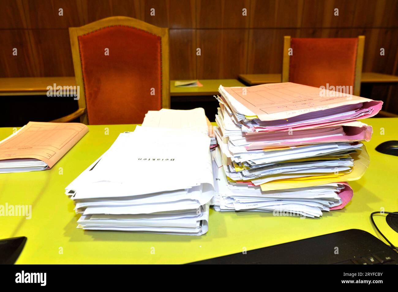 Akten und Ordner im Gerichtssaal Stockfotografie - Alamy