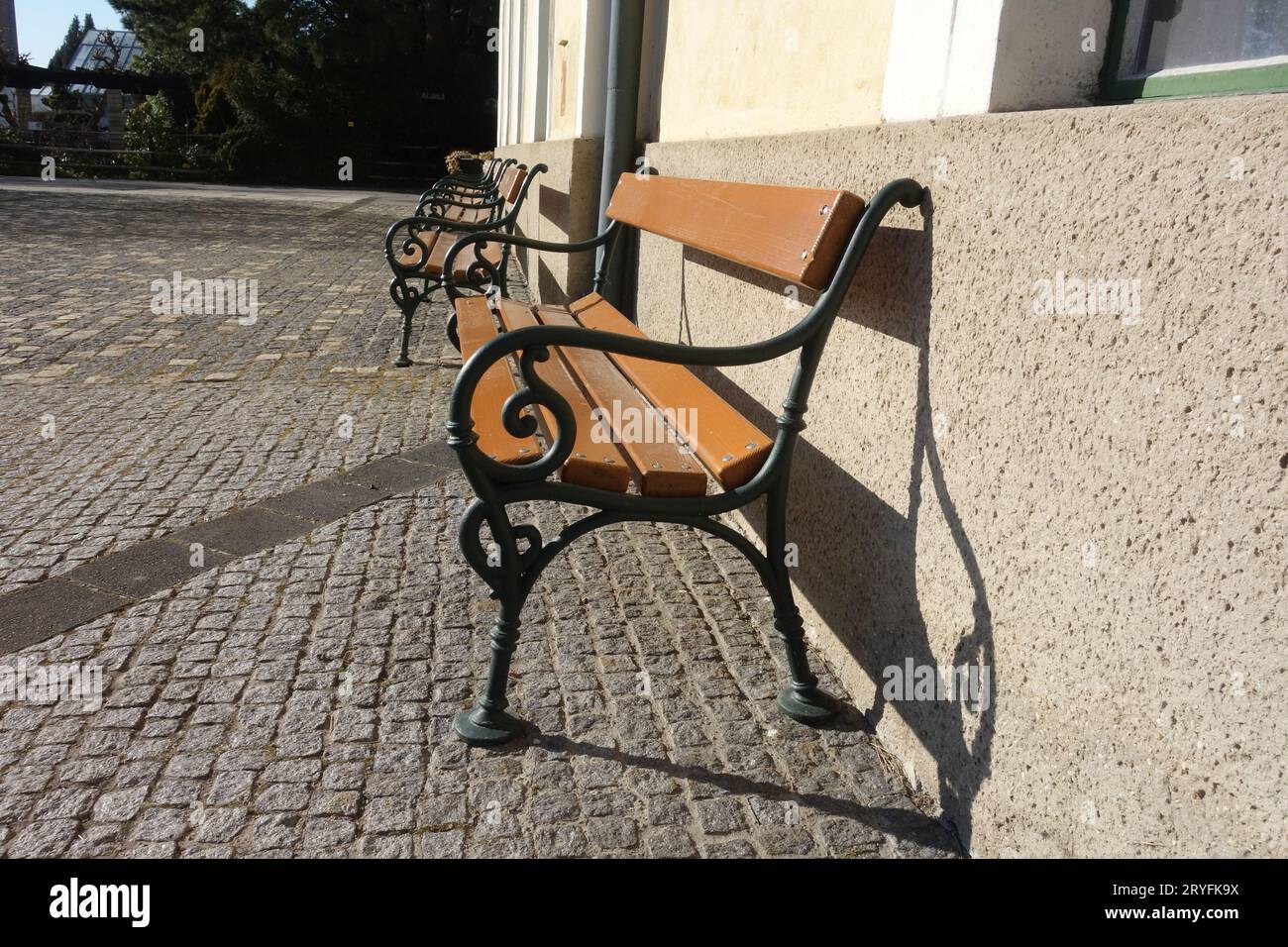 Sit bench -Fotos und -Bildmaterial in hoher Auflösung – Alamy