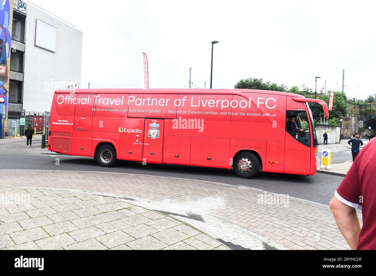Liverpool football team bus arrives -Fotos und -Bildmaterial in hoher ...