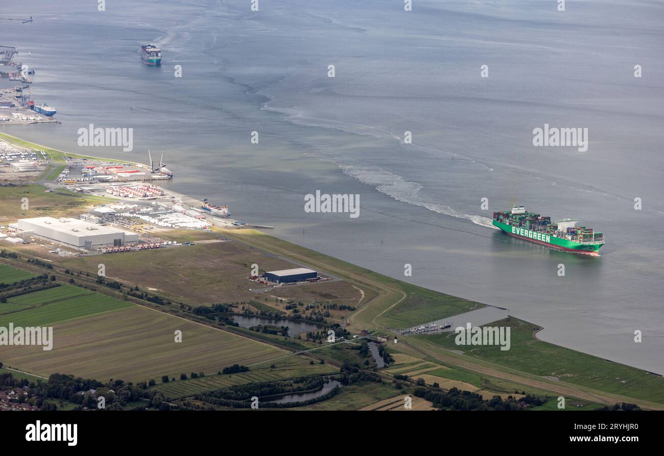 01. Oktober 2023, Schleswig-Holstein, Brunsbüttel: Das Containerschiff ...