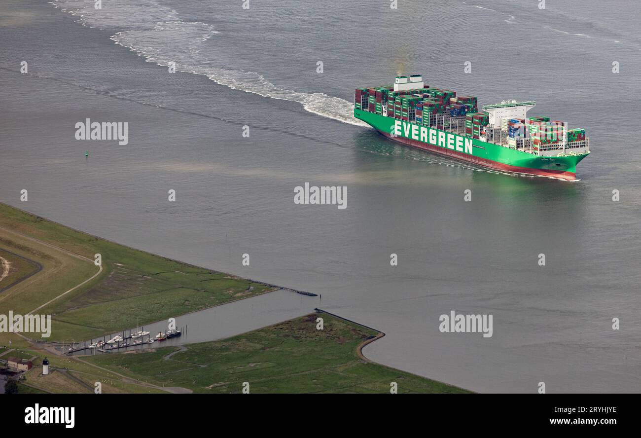 01. Oktober 2023, Schleswig-Holstein, Brunsbüttel: Das Containerschiff ...