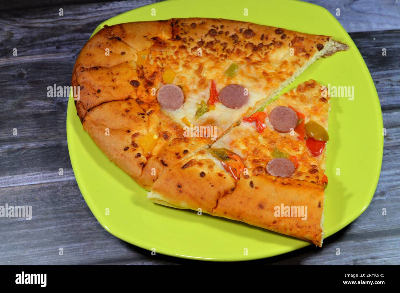 Käse-Fougasse-Brot mit grünen Paprikasscheiben, Käse und geschnittener ...