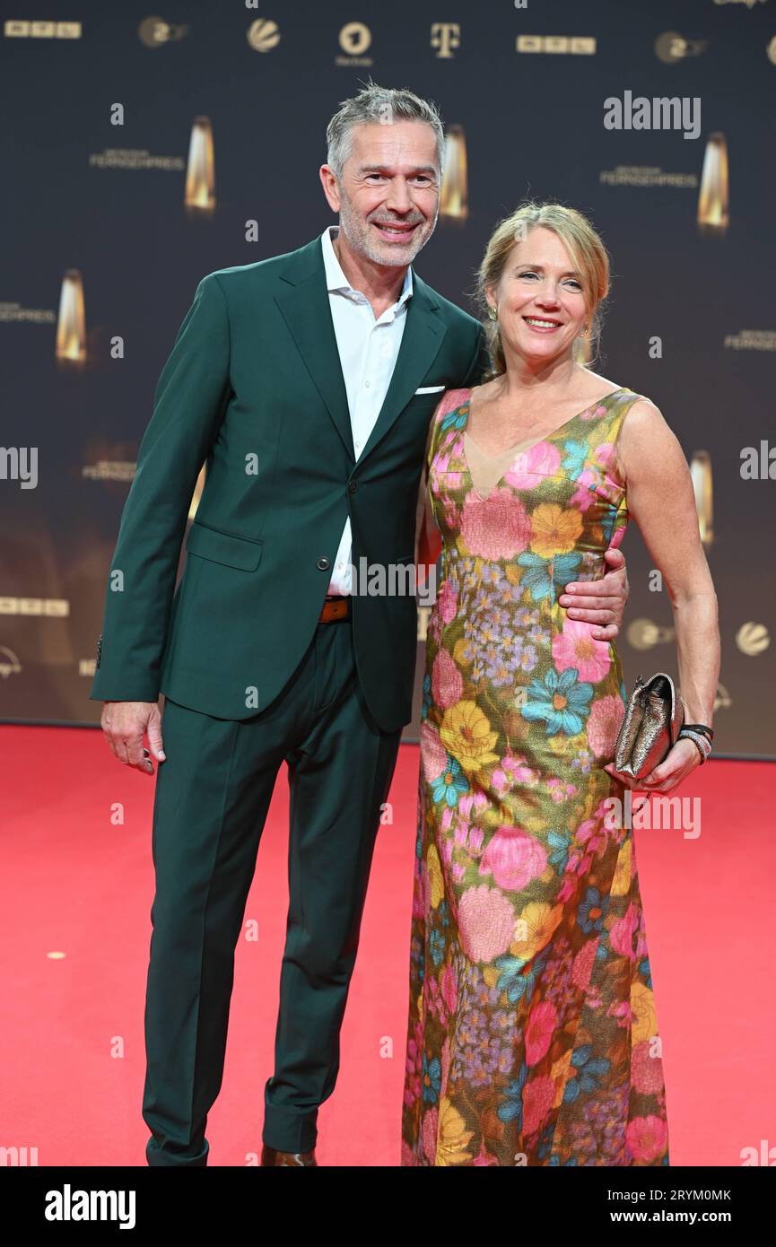 Moderator Dirk Steffens mit Ehefrau Ingrid Steffens kommt zur Gala und ...