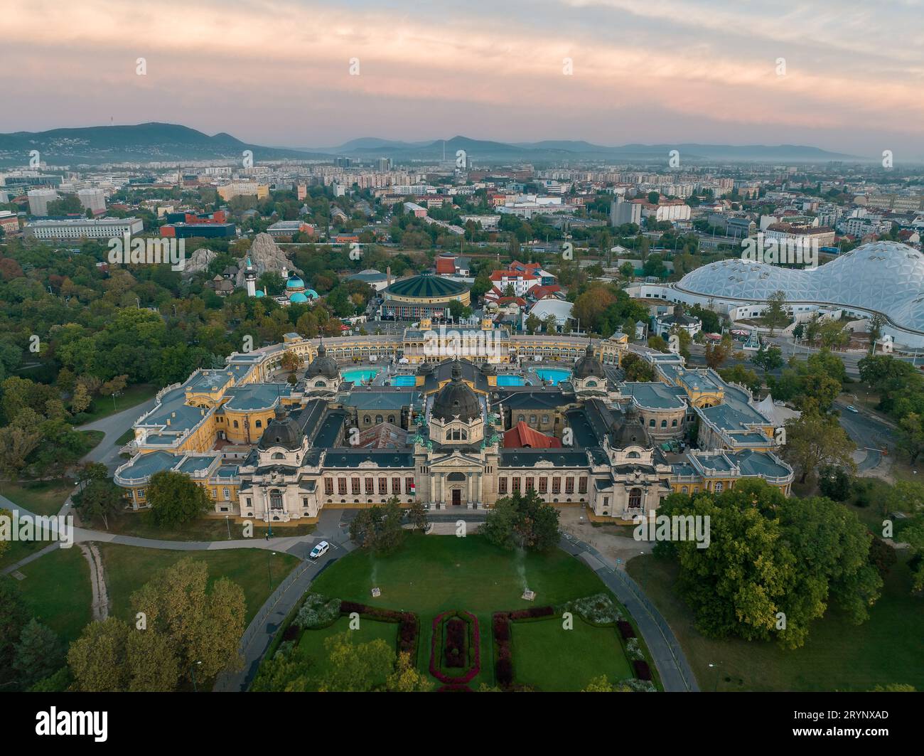 Luftbild über das Thermalbad in Budapest. Das berühmte Bad, wie ...