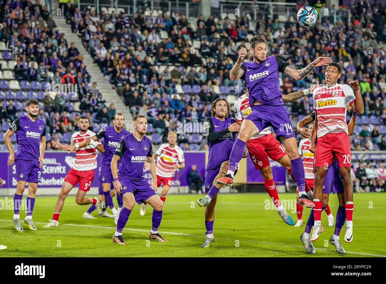 Aue, Deutschland 01. Oktober 2023: 3 . Liga - 2023/2024 - Erzgebirge Aue vs. SSV Jahn Regensburg ...