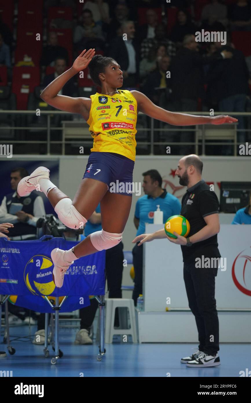 ISTANBUL, TURKIYE - 16. MÄRZ 2023: Stephanie Samedy wärmt sich auf ...