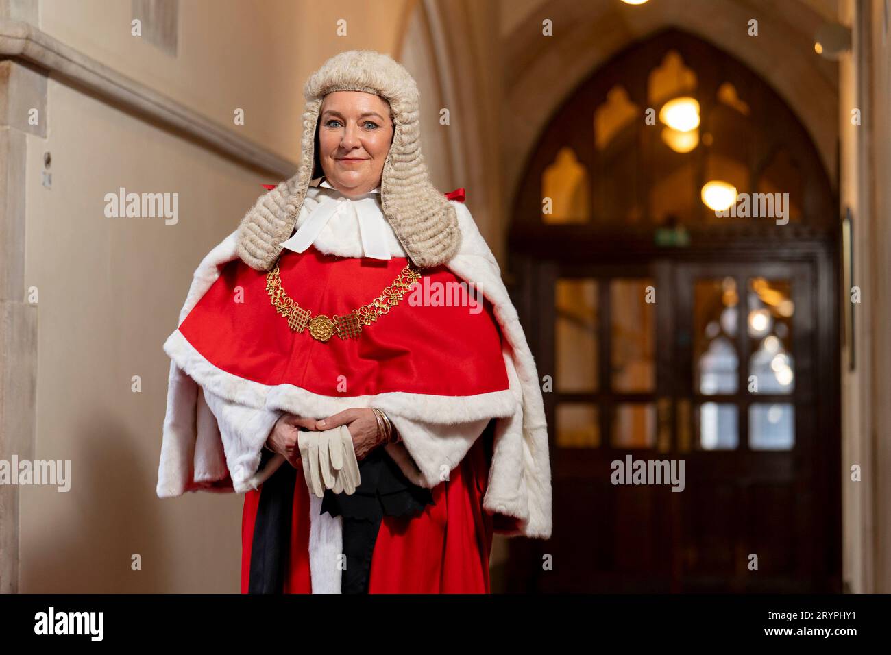 KORREKTUR DER BILDUNTERSCHRIFT: Erneute Übertragung des Titels an Lady ... KORREKTUR DER BILDUNTERSCHRIFT: Erneute Übertragung des Titels an Lady ...