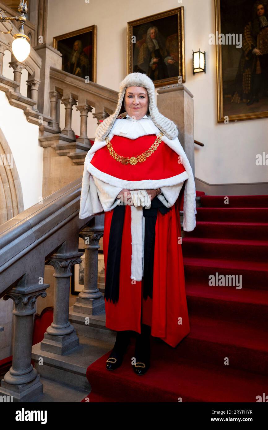KORREKTUR DER BILDUNTERSCHRIFT: Erneute Übertragung des Titels an Lady ... KORREKTUR DER BILDUNTERSCHRIFT: Erneute Übertragung des Titels an Lady ...