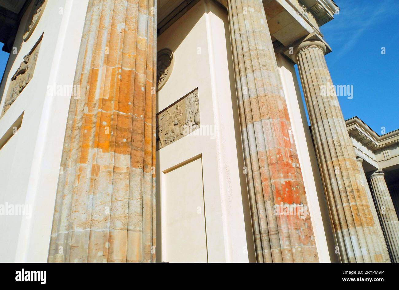 Farbanschlag der letzten Generation, Rote Saeulen am Tor sichtbar ...