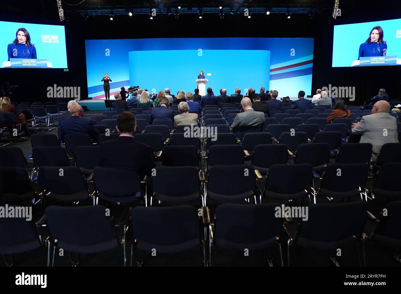 Leere Sitze im Auditorium während der Rede von Lucy Frazer, Secretary ...