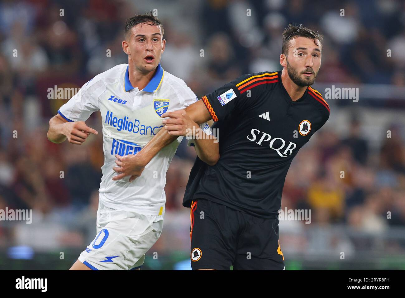 Ilario Monterisi von Frosinone (L) und Bryan Cristante von Roma (R) in ...