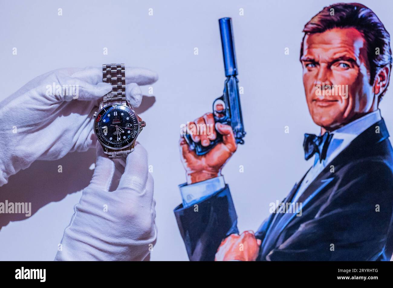 London, Großbritannien. Oktober 2023. Eine „50 Years of 007“ limitierte ...