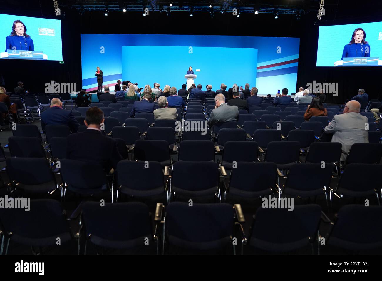 Leere Sitze im Auditorium während der Rede von Lucy Frazer, Secretary ...