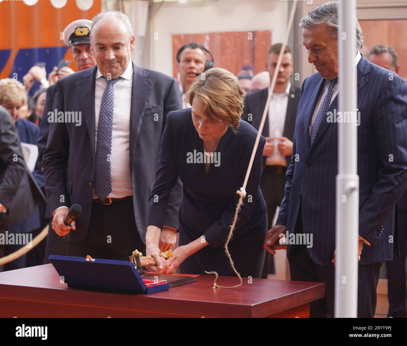 Oktober 2023, Hamburg: Patenmutter Elke B·üdenbender (M), Ehefrau von ...
