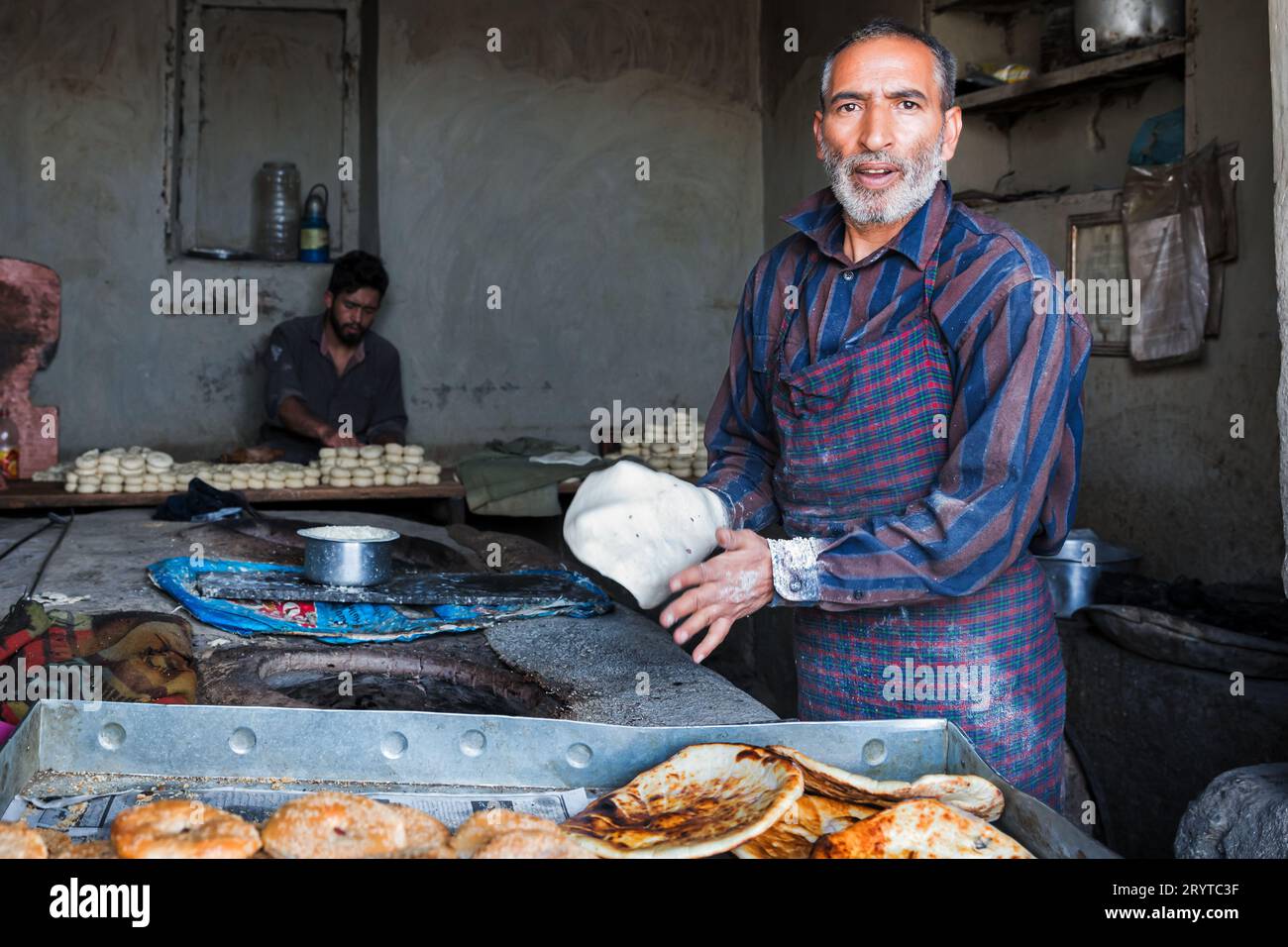 Männer, die in einer Bäckerei in Leh, Ladakh, Indien, Teig und Brot ...