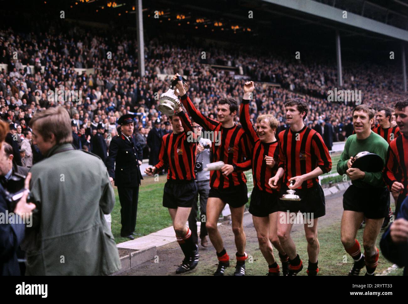 Foto vom 26. April 1969 von Manchester Citys Glynn Pardoe, Harry Dowd ...