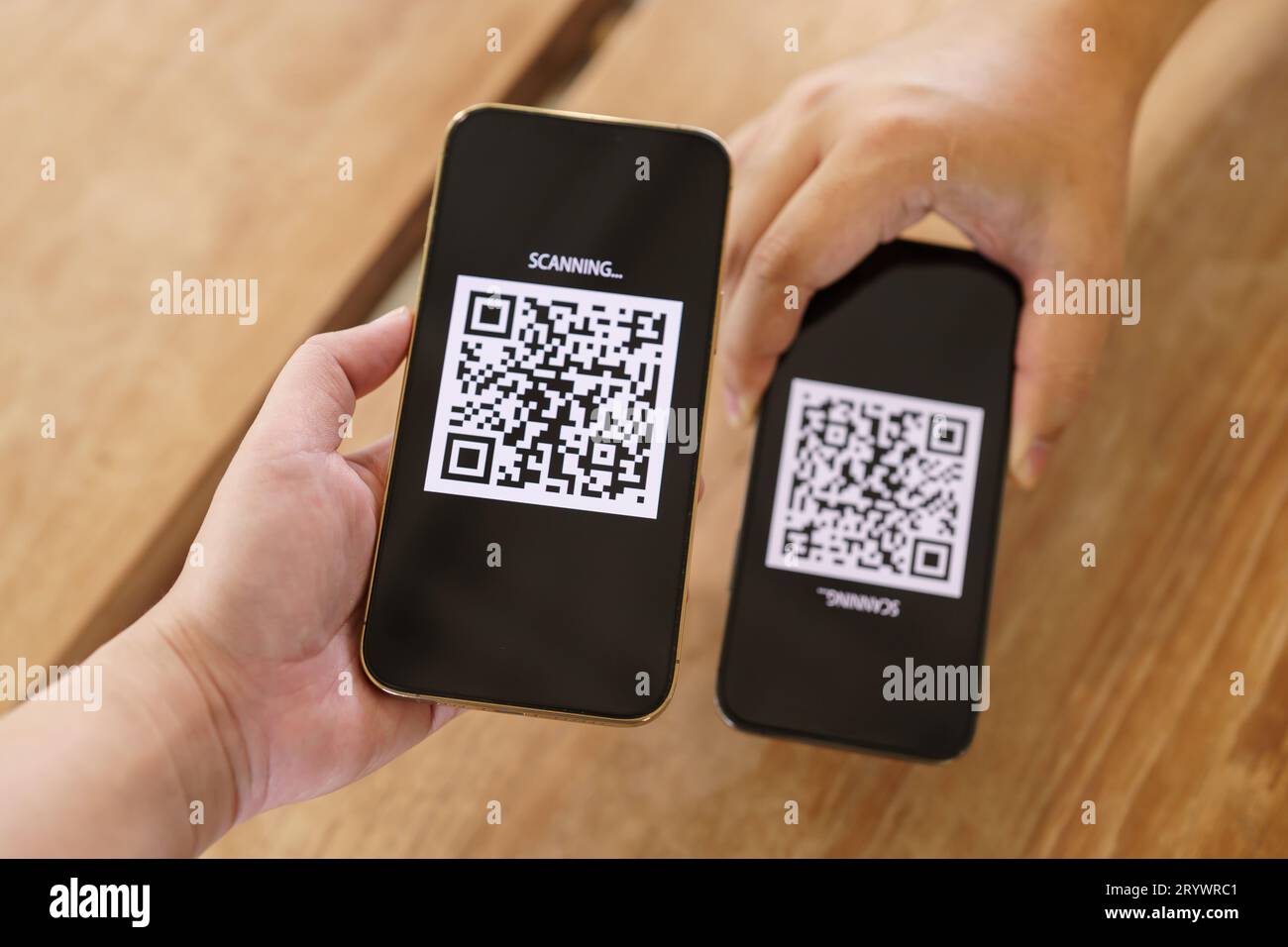 QR-Code-Zahlung. E-Wallet. Man Scanning Tag akzeptiert generiert ...