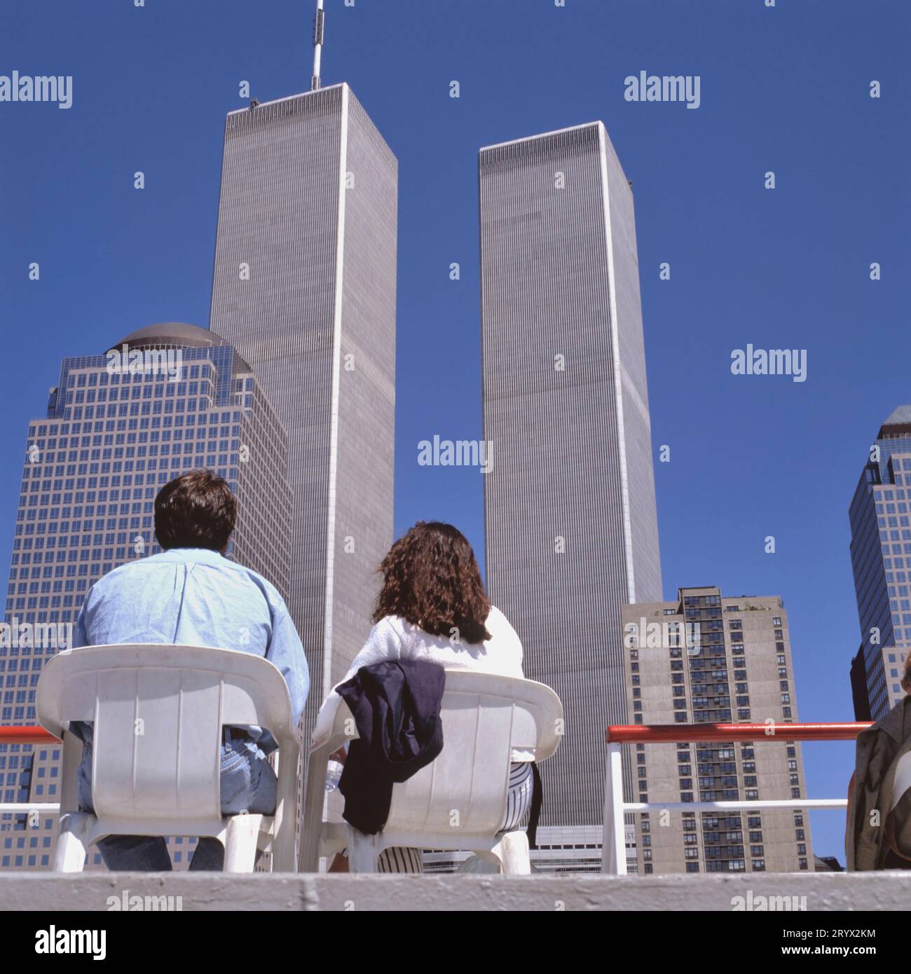 Paare sehen sich die Twin Towers des World Trade Center, NYC, USA an ...