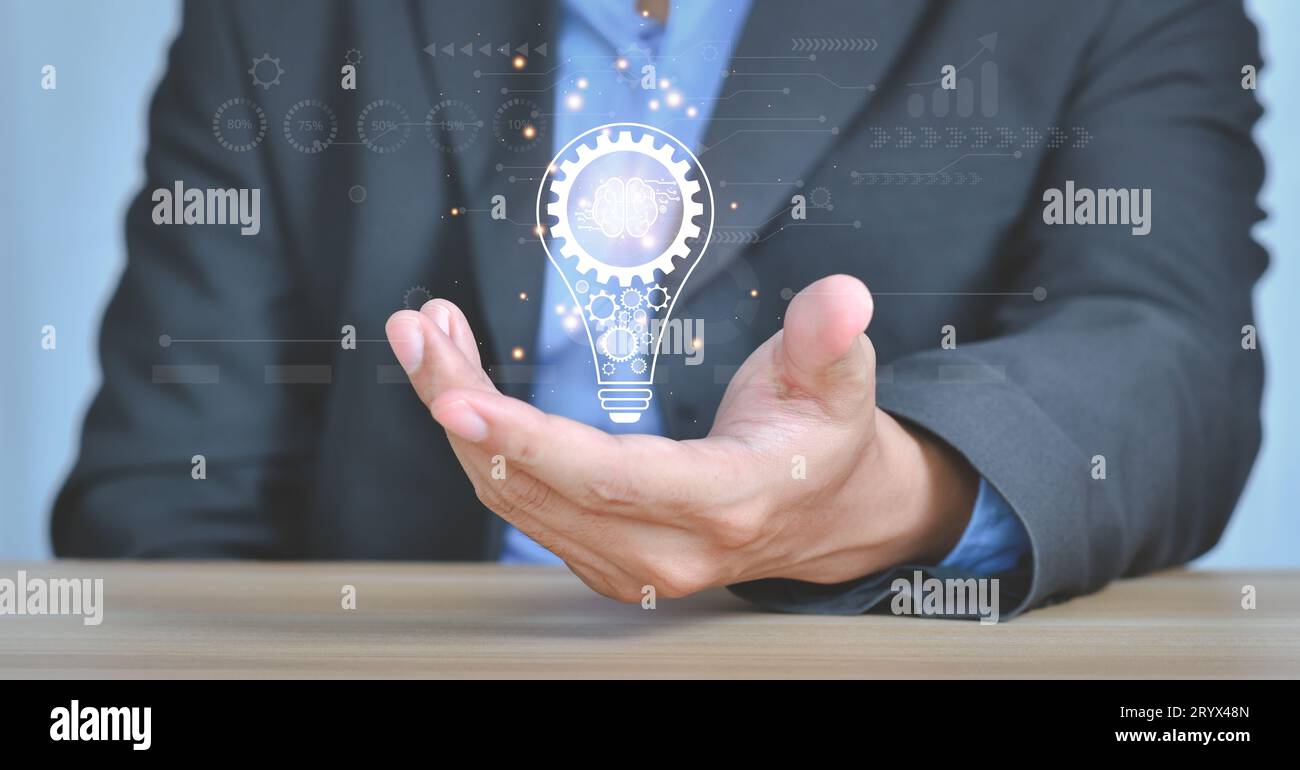 Konzept neuer Ideen und Innovation. Die Hände halten die Lampe für ein ...