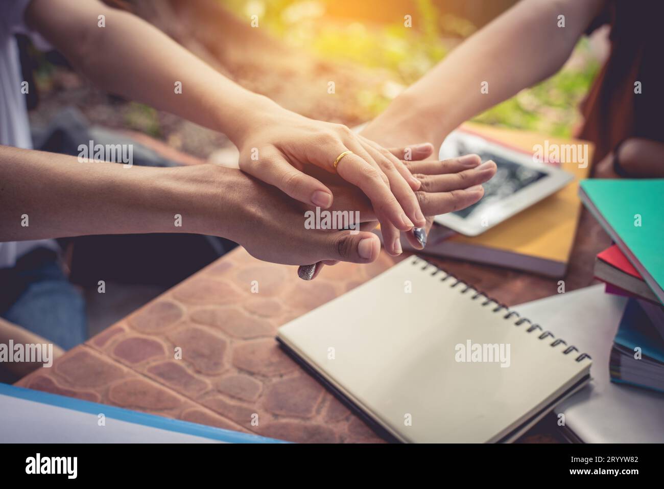 Schließen Sie die Hände von Menschen, die ihre Hände zusammenstecken ...