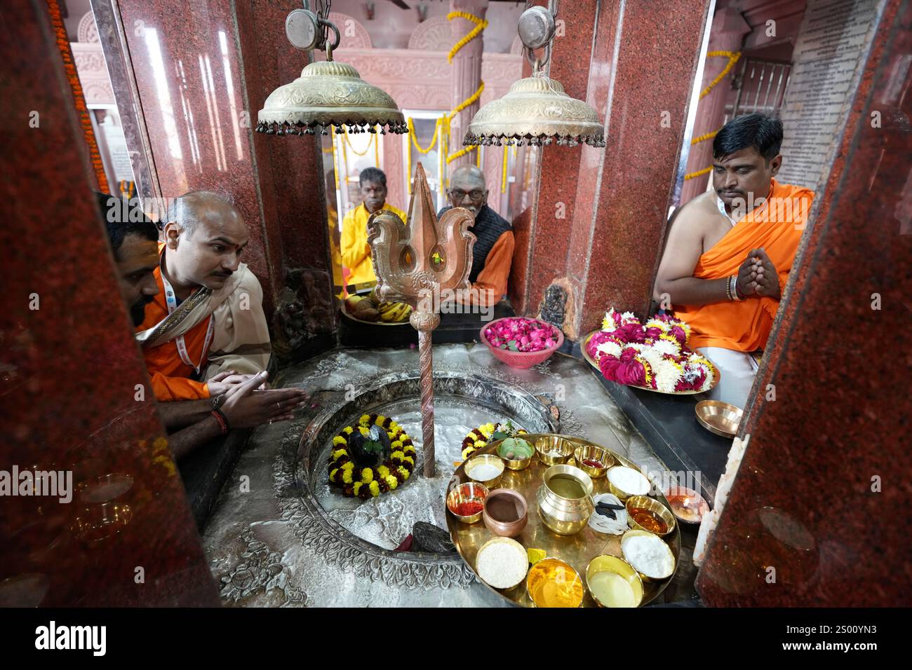 Priest performs rituals in the Shiva temple at Dashashwamedh Ghat, near ...
