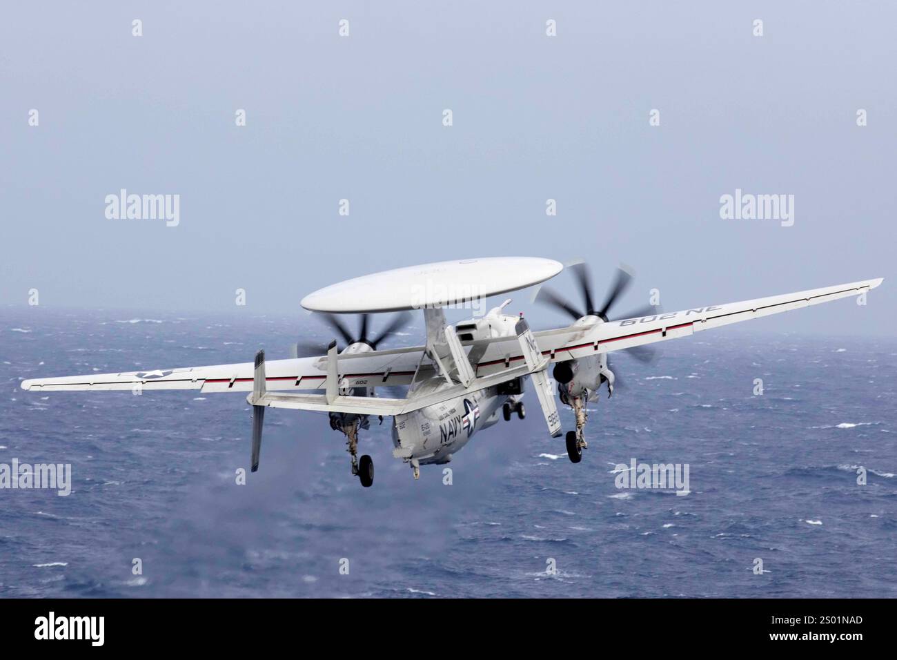 PHILIPPINE SEA (20. Dezember 2024) – ein E-2D Advanced Hawkeye, der den ...