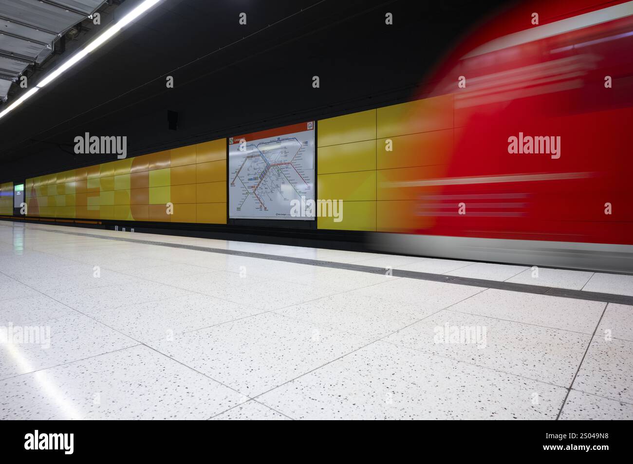 U-Bahn ankommende S-Bahn, Zug, Baureihe 420 in Verkehrsrot, Bahnsteig ...