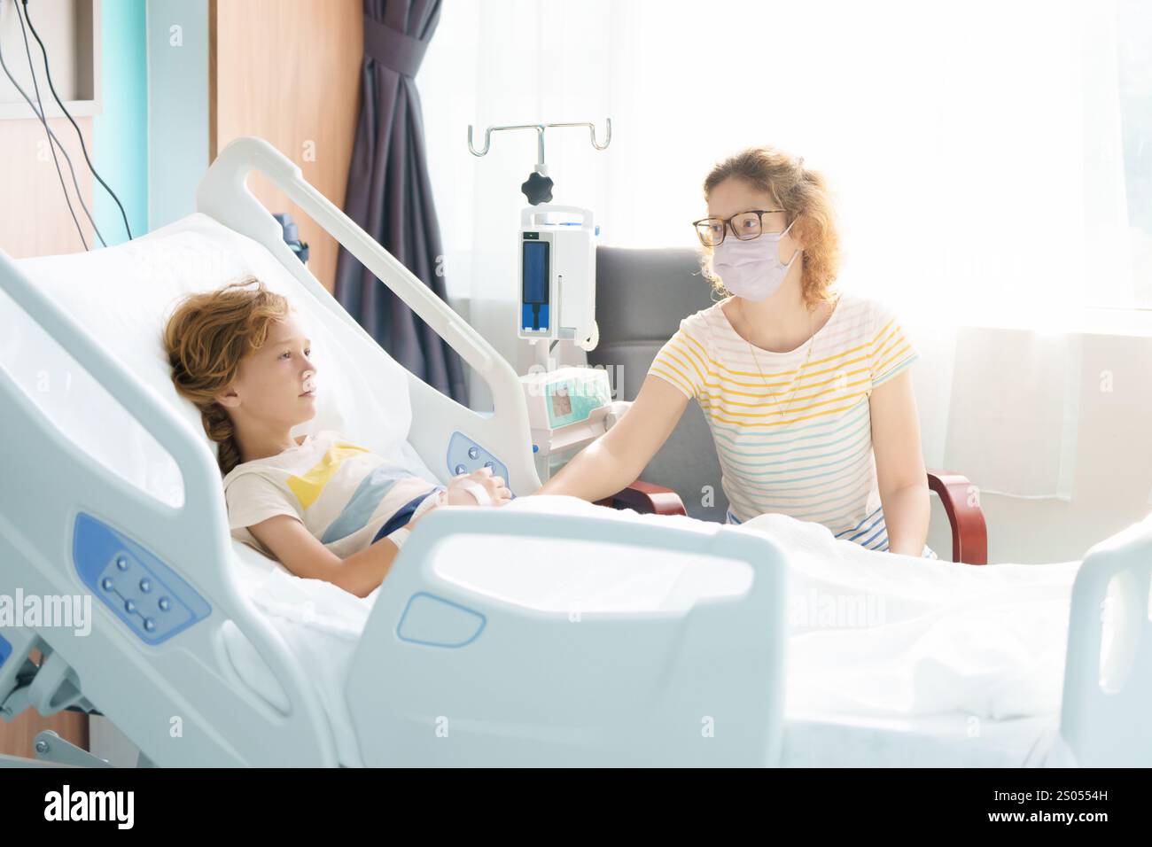 Krankes Kind im Krankenhauszimmer. Kind in der Klinik. Kleiner Junge mit Sauerstoffschlauch und ...