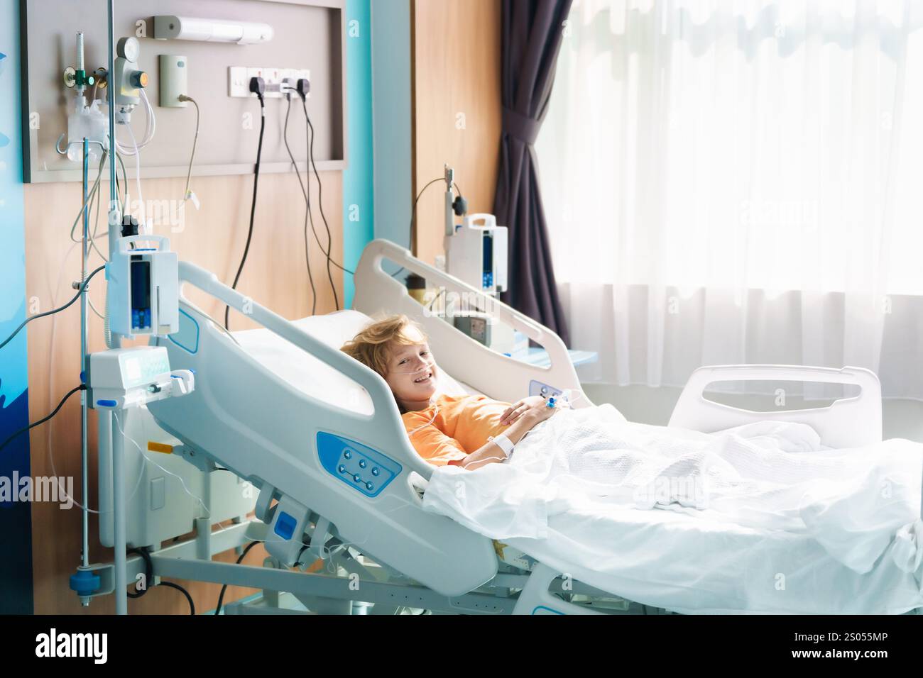 Krankes Kind im Krankenhauszimmer. Kind in der Klinik. Kleiner Junge mit Sauerstoffschlauch und ...