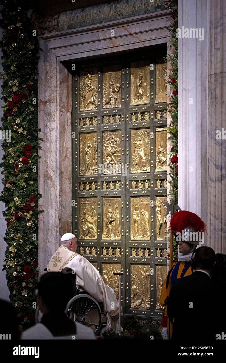 Vatikan, Vatikanstadt. Dezember 2024. Papst Franziskus weiht das Jubiläumsjahr 2025 offiziell ...