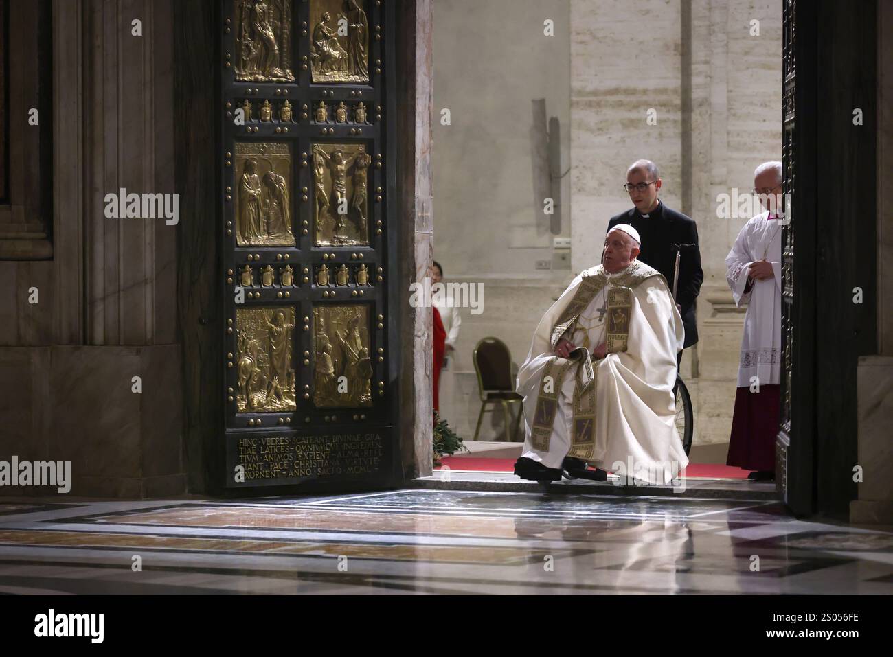 Vatikanstadt, Vatikan. Dezember 2024. VATIKANSTADT, VATIKAN - 24. DEZEMBER: Papst Franziskus ...