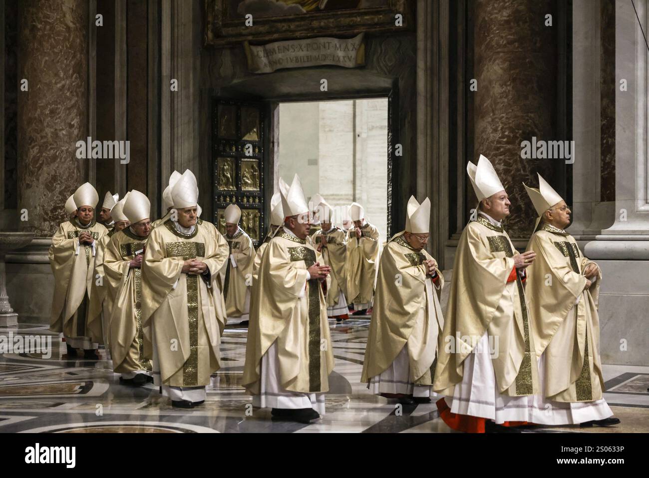 Kardinäle betreten die Heilige Pforte, nachdem Papst Franziskus das Jubiläum 2025 eröffnet hat ...
