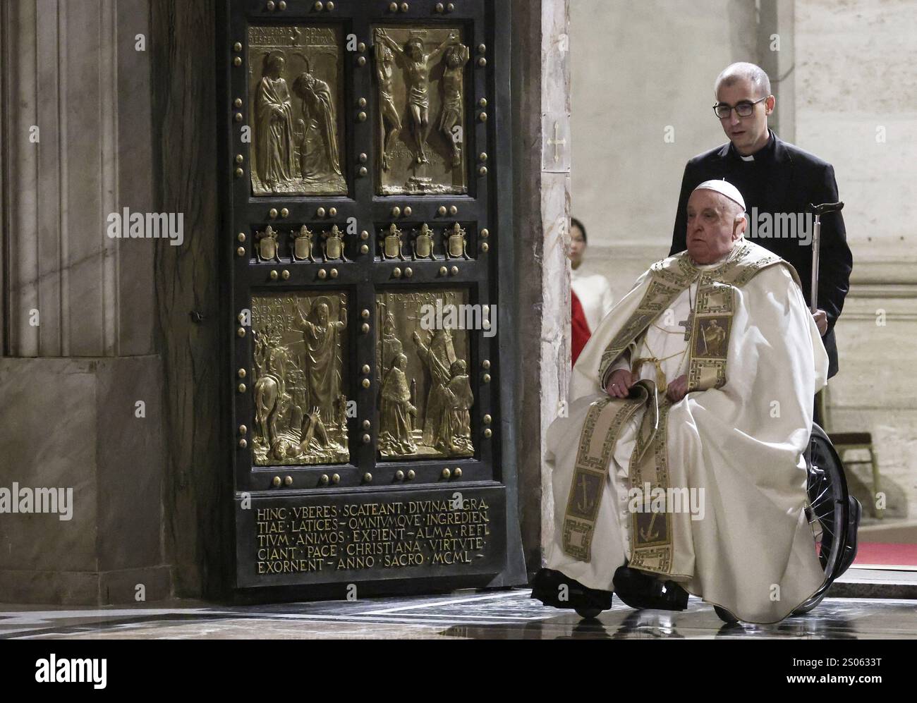 Papst Franziskus weihte das Jubiläum 2025 ein, indem er am 24. Dezember 2024 die gewaltige ...
