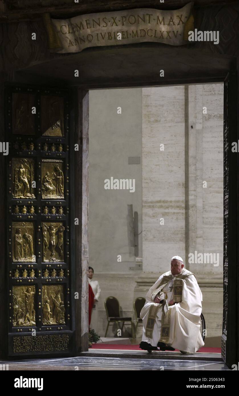 Papst Franziskus weihte das Jubiläum 2025 ein, indem er am 24. Dezember 2024 die gewaltige ...