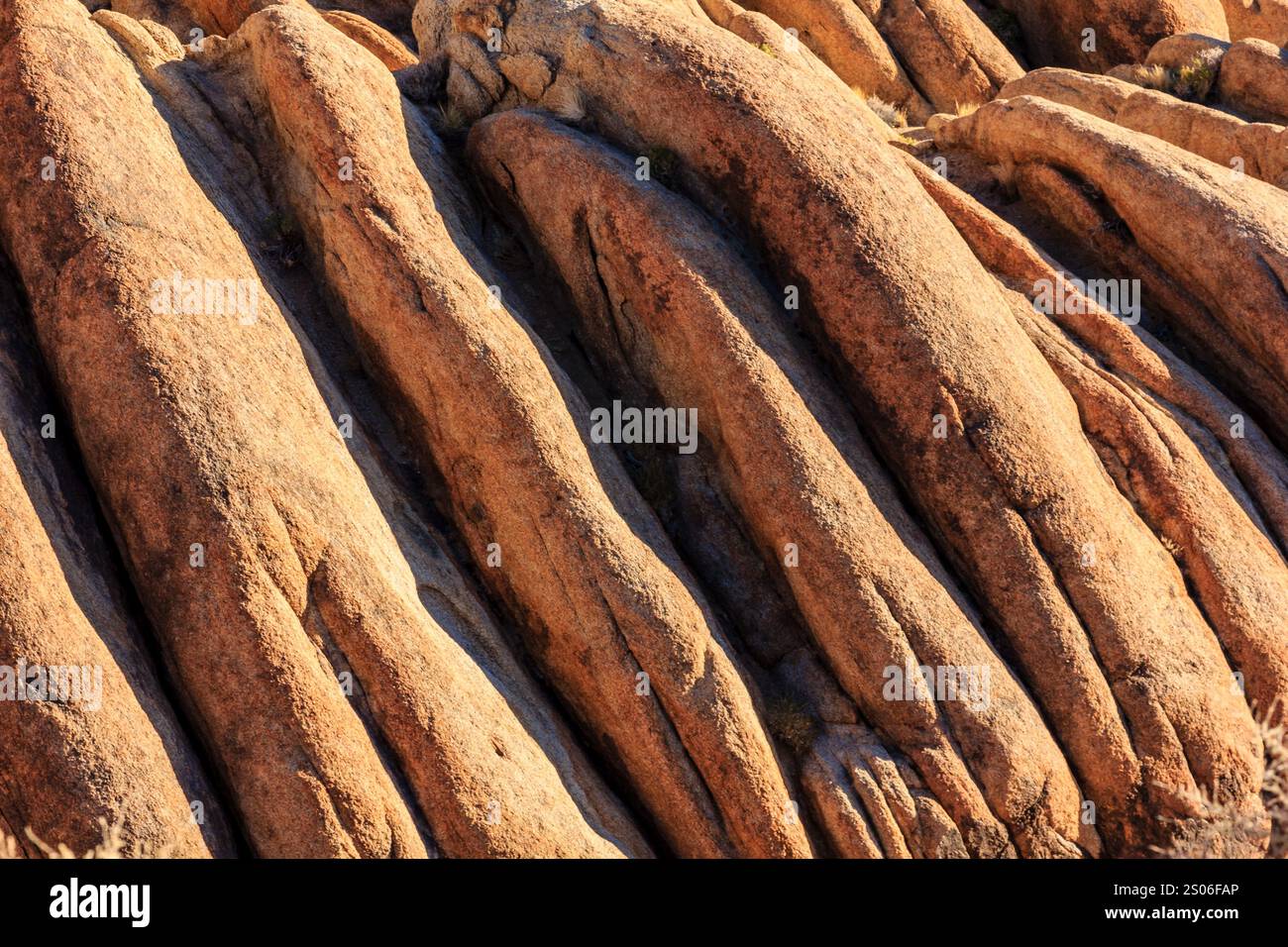 Das Bild ist von einer felsigen Klippe mit viel Textur und Detail. Die ...