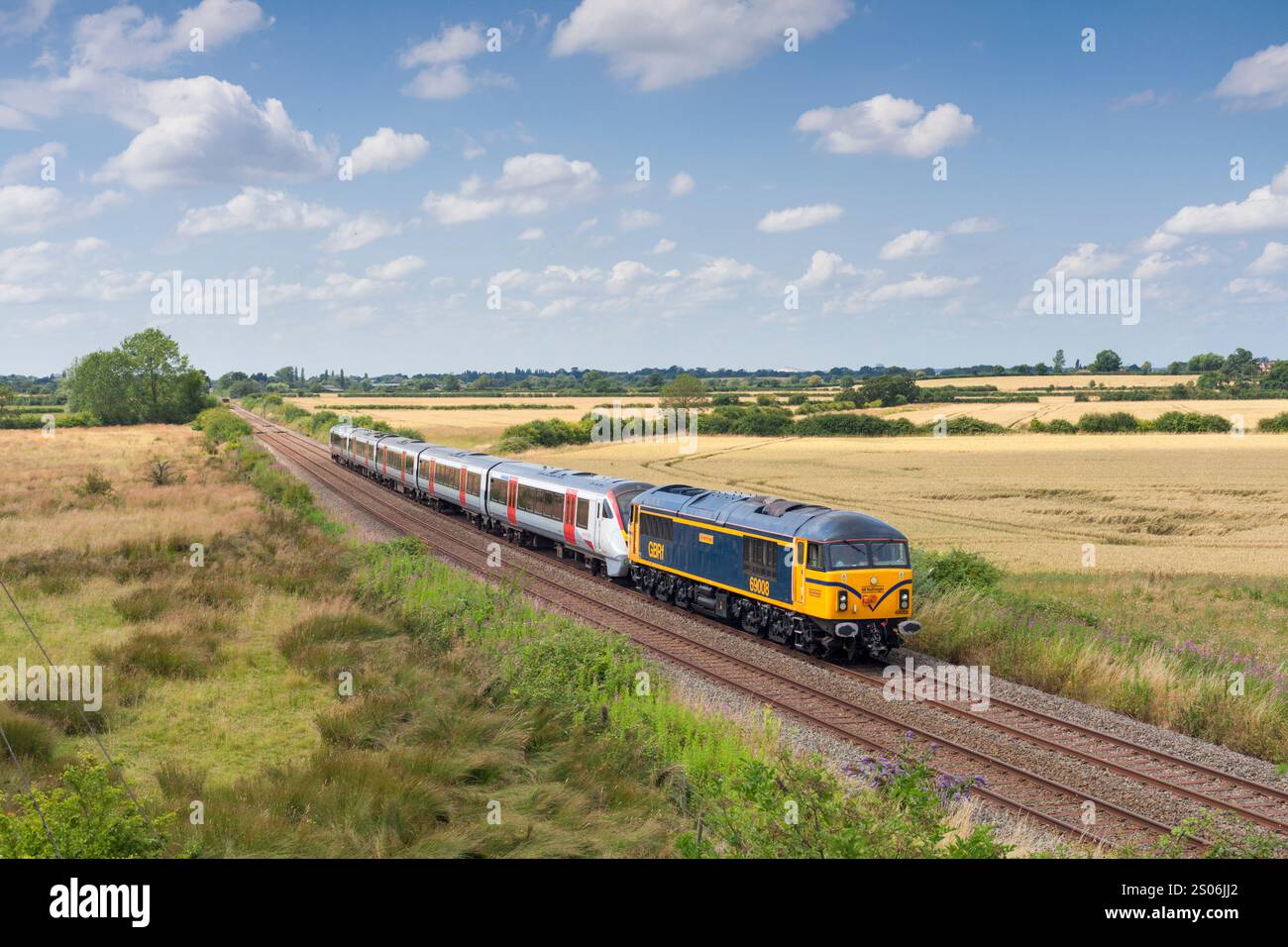 GB Rail Freight-Diesellokomotive der Baureihe 69 69008, die einen Zug der Baureihe 720 von ...