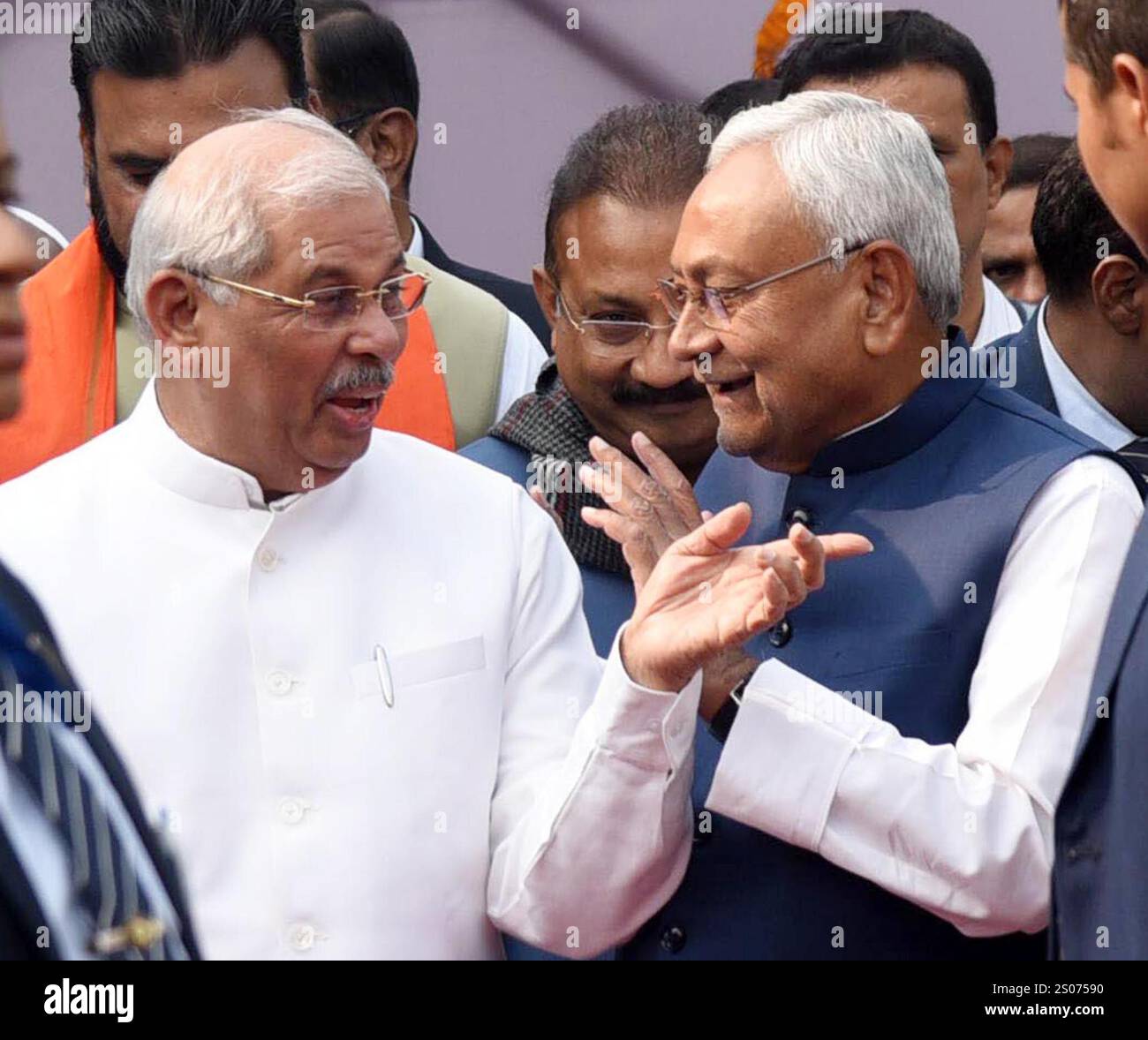 PATNA, INDIEN - 25. DEZEMBER: Bihar-Ministerpräsident Nitish Kumar mit Bihar-Gouverneur Rajendra ...