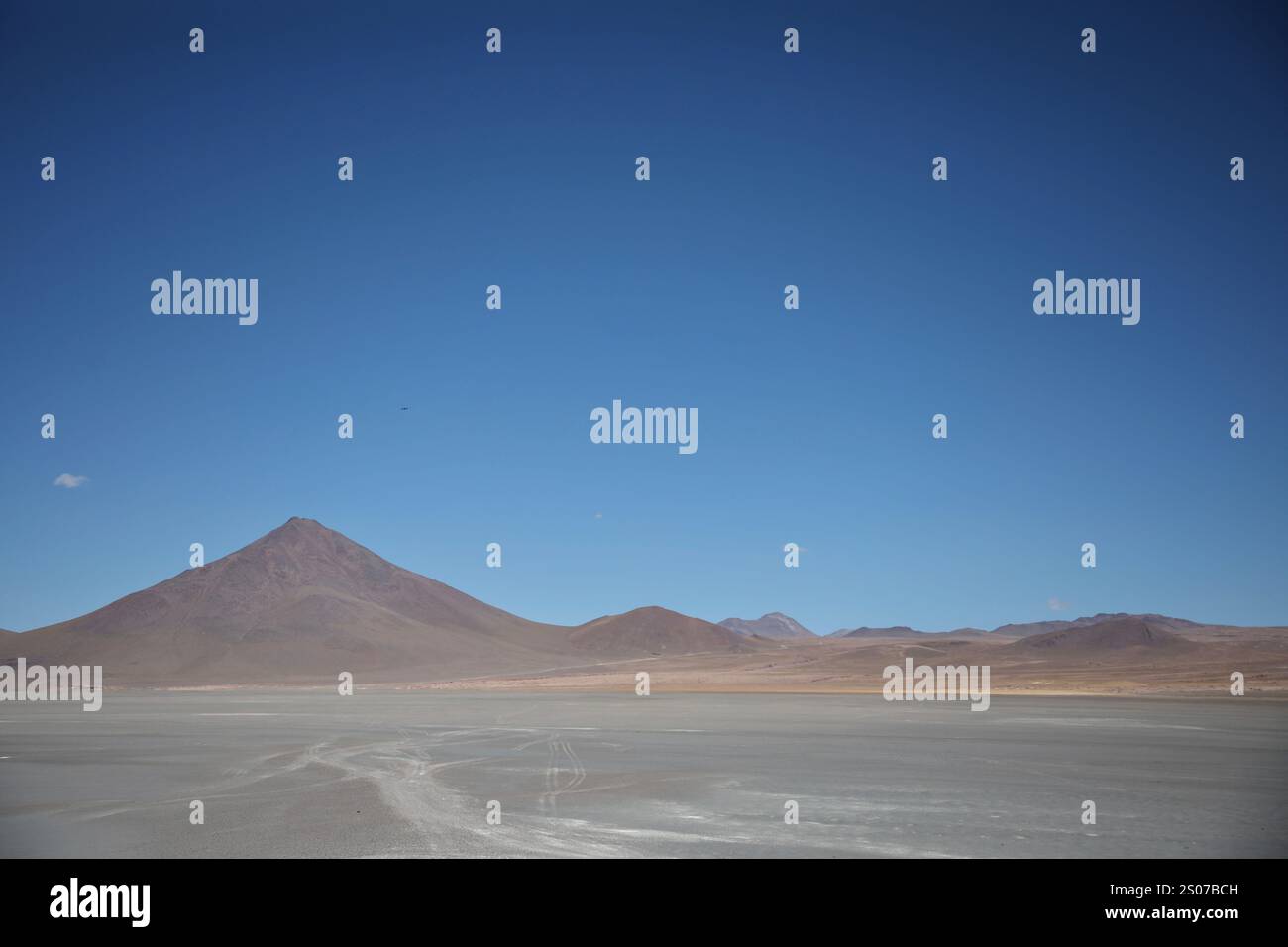 Die Andenberge an der Grenze zwischen Bolivien und Chile sind vom ...